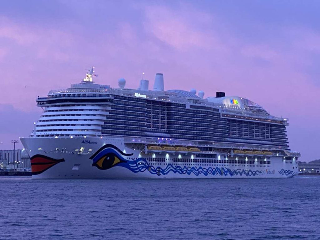 Cruise ship AIDAcosma maiden call in Kiel | ShipspottingMag.com