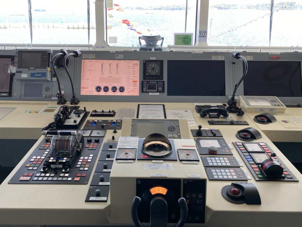 Brücke Fregatte Nordrhein-Westfalen (F 223) | ShipspottingMag.com