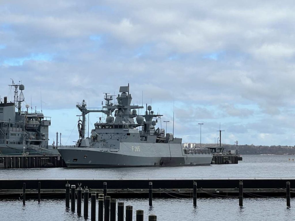 Corvette Köln F 265 at the naval base in Kiel | ShipspottingMag.com
