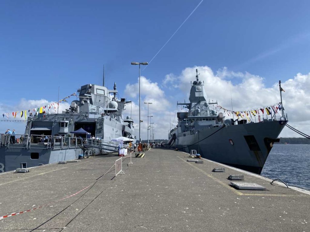 Fregatte F 220 Hamburg im Kieler Marinestützpunkt | ShipspottingMag.com