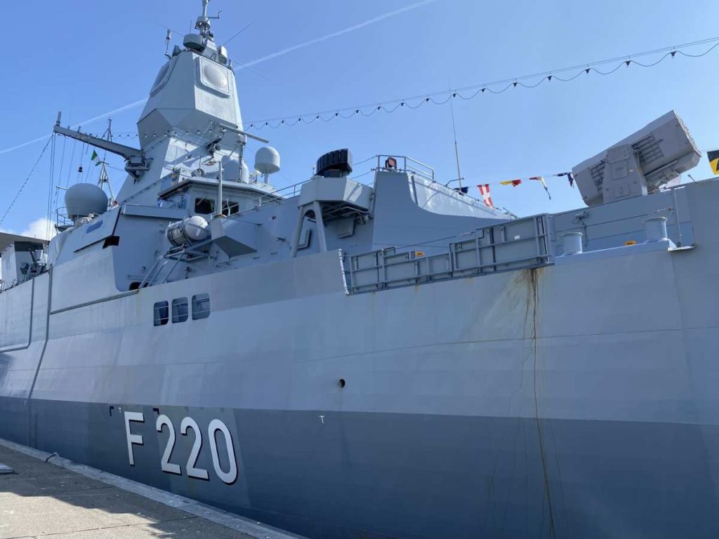 Frigate Hamburg (F 220) Tirpitzmole Kiel | ShipspottingMag.com
