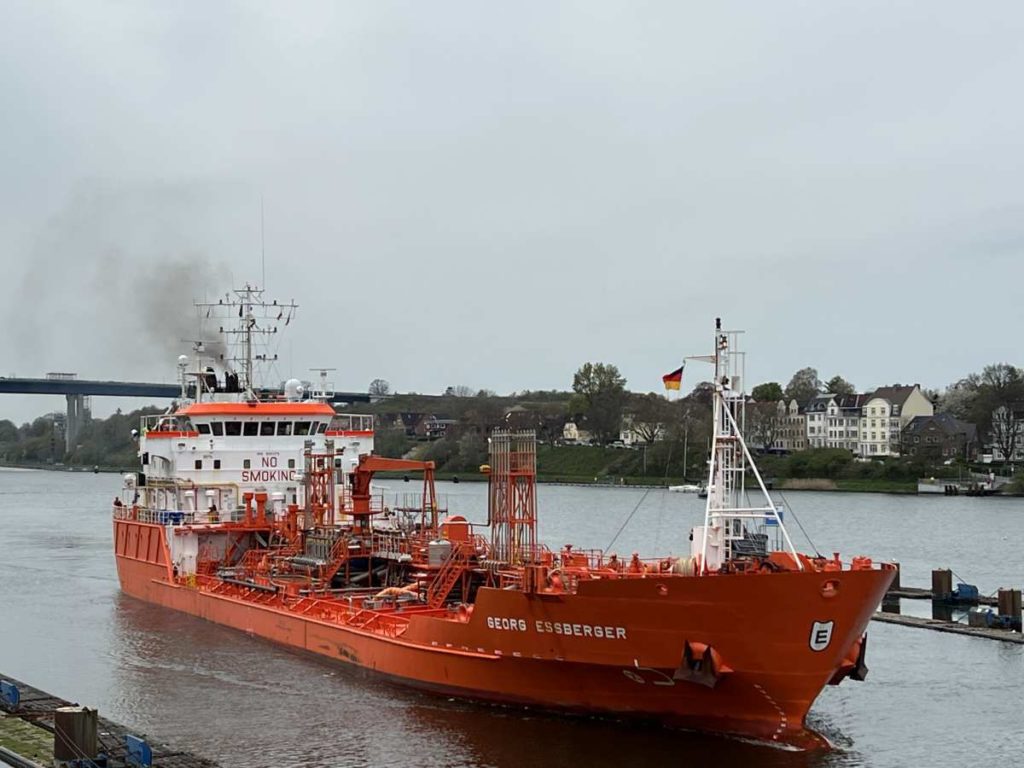 georg-essberger-tanker-nord-ostsee-kanal-schleuse-holtenau ...