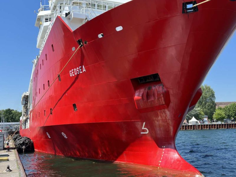 Geosea offshore supply at the naval base in Kiel | ShipspottingMag.com