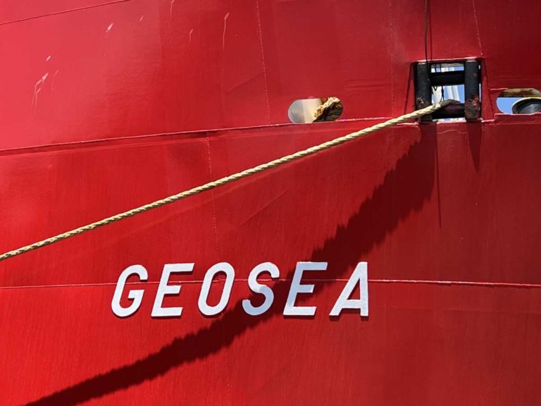 Geosea offshore supply at the naval base in Kiel | ShipspottingMag.com