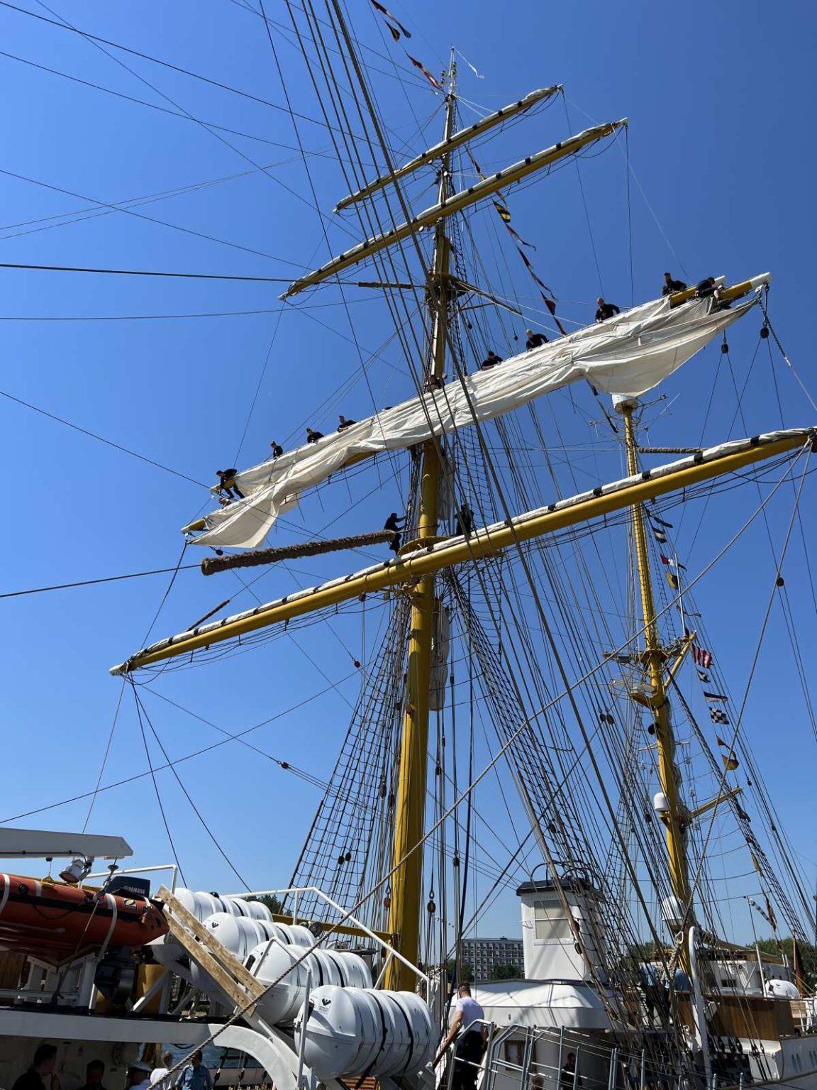 Segelschulschiff Gorch Fock Übung Segelsetzen Open Ship 2022 ...