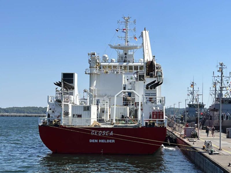 Geosea offshore supply at the naval base in Kiel | ShipspottingMag.com