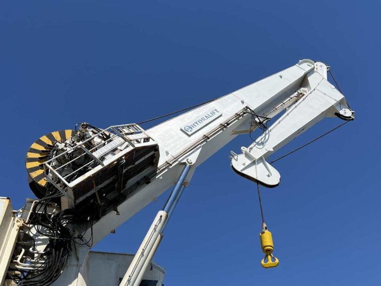 Geosea offshore supply at the naval base in Kiel | ShipspottingMag.com