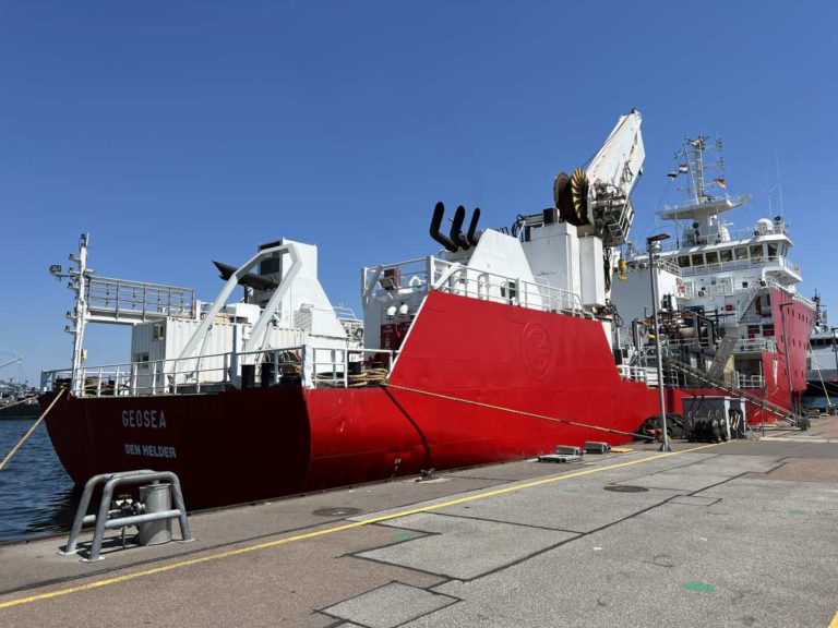 Geosea offshore supply at the naval base in Kiel | ShipspottingMag.com