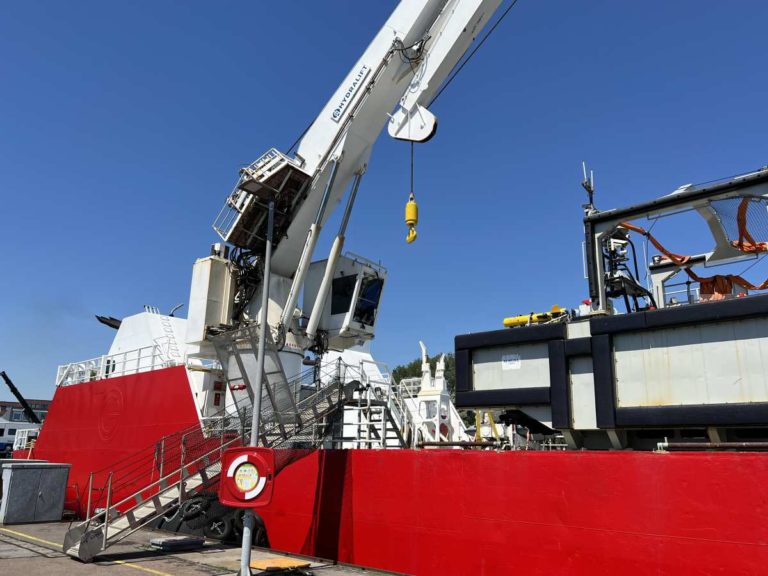 Geosea offshore supply at the naval base in Kiel | ShipspottingMag.com