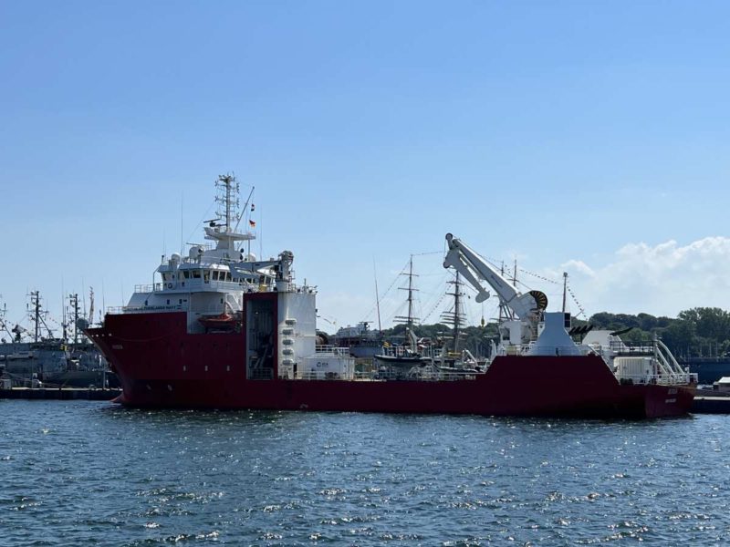 Geosea offshore supply at the naval base in Kiel | ShipspottingMag.com