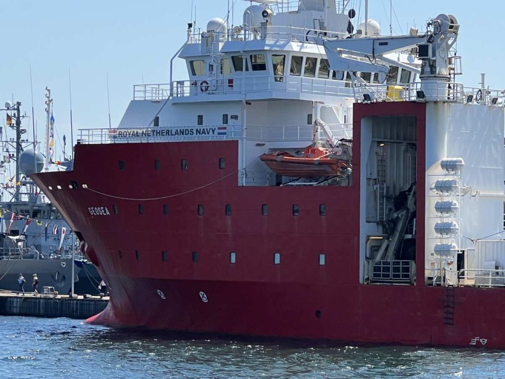 Geosea offshore supply at the naval base in Kiel | ShipspottingMag.com