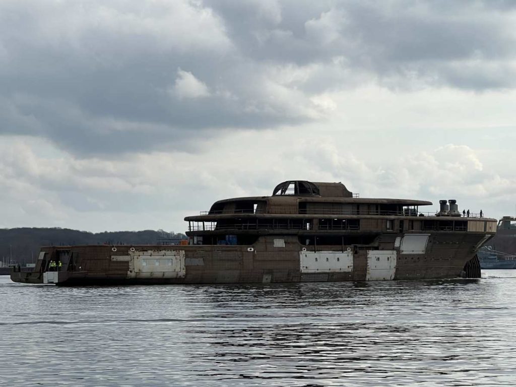 Project Cosmos Megayacht in Kiel 9.3.2023 | ShipspottingMag.com
