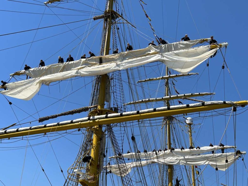 Segelschulschiff Gorch Fock Übung Segelsetzen Open Ship 2022 ...