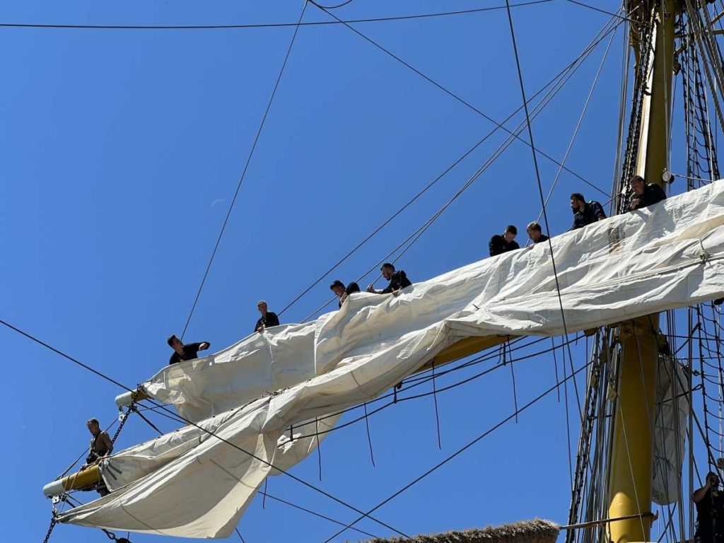 Segelschulschiff Gorch Fock Übung Segelsetzen Open Ship 2022 ...