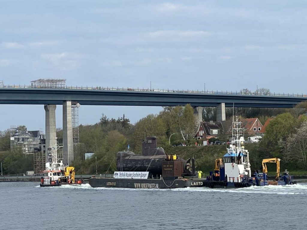Submarine U 17 transport from Kiel through the Kiel Canal ...