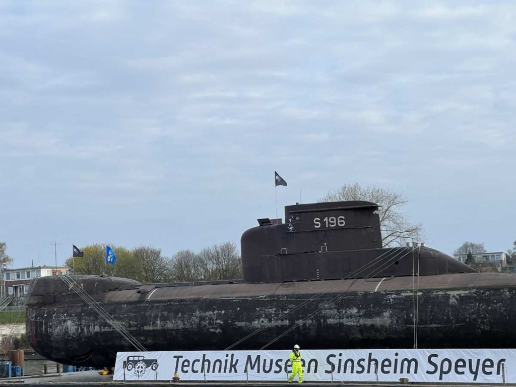 U-Boot U 17 in Kiel Transport durch den Nord-Ostsee-Kanal 29.4.2023 ...