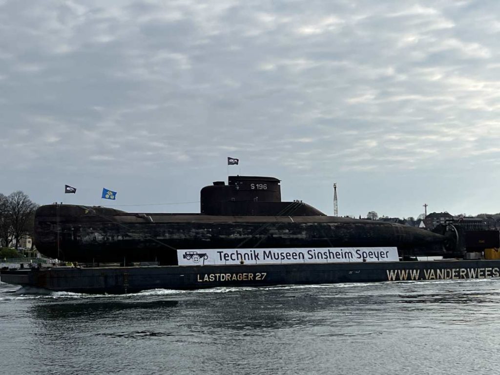 Submarine U 17 transport from Kiel through the Kiel Canal ...