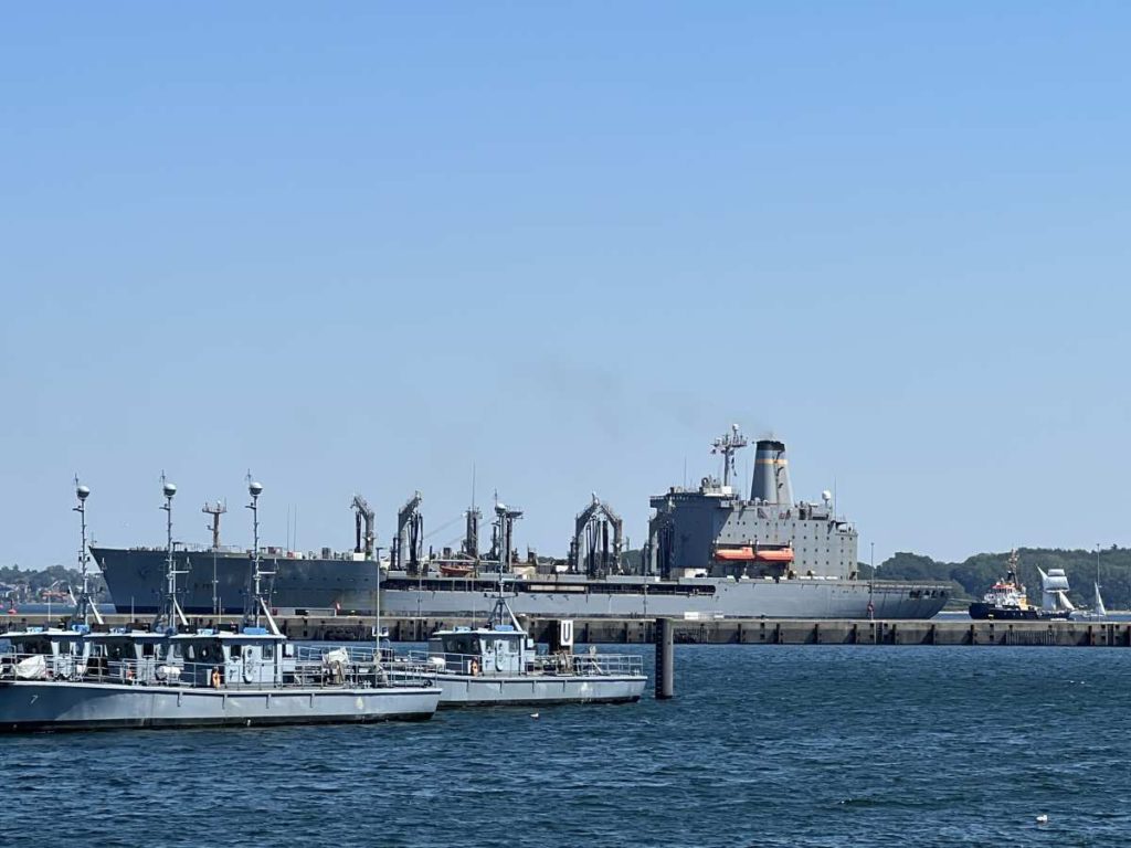 USNS Patuxent (T-AO-201) verlässt Marinestützpunkt Kiel ...
